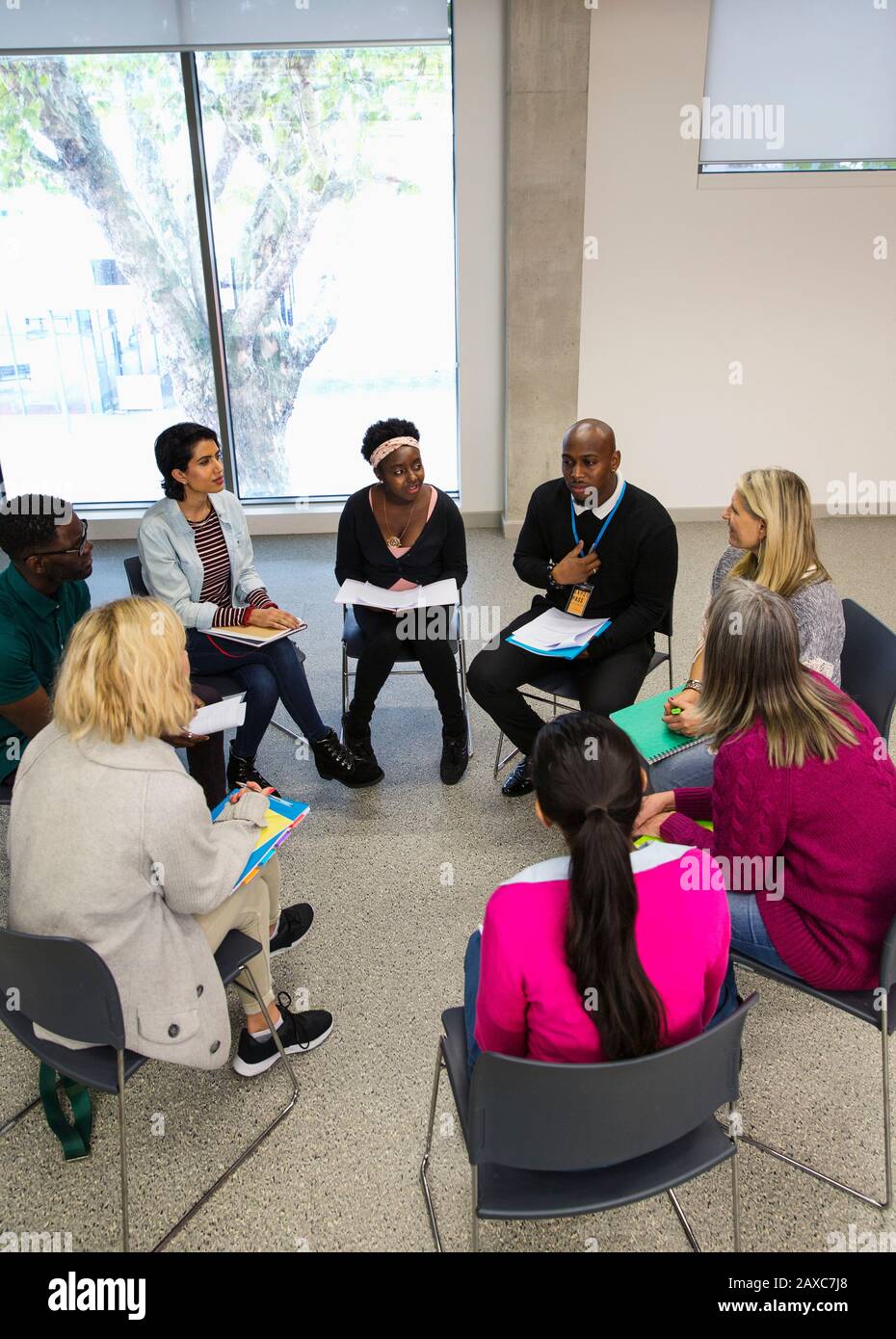 Group of people in a circle hi-res stock photography and images - Alamy