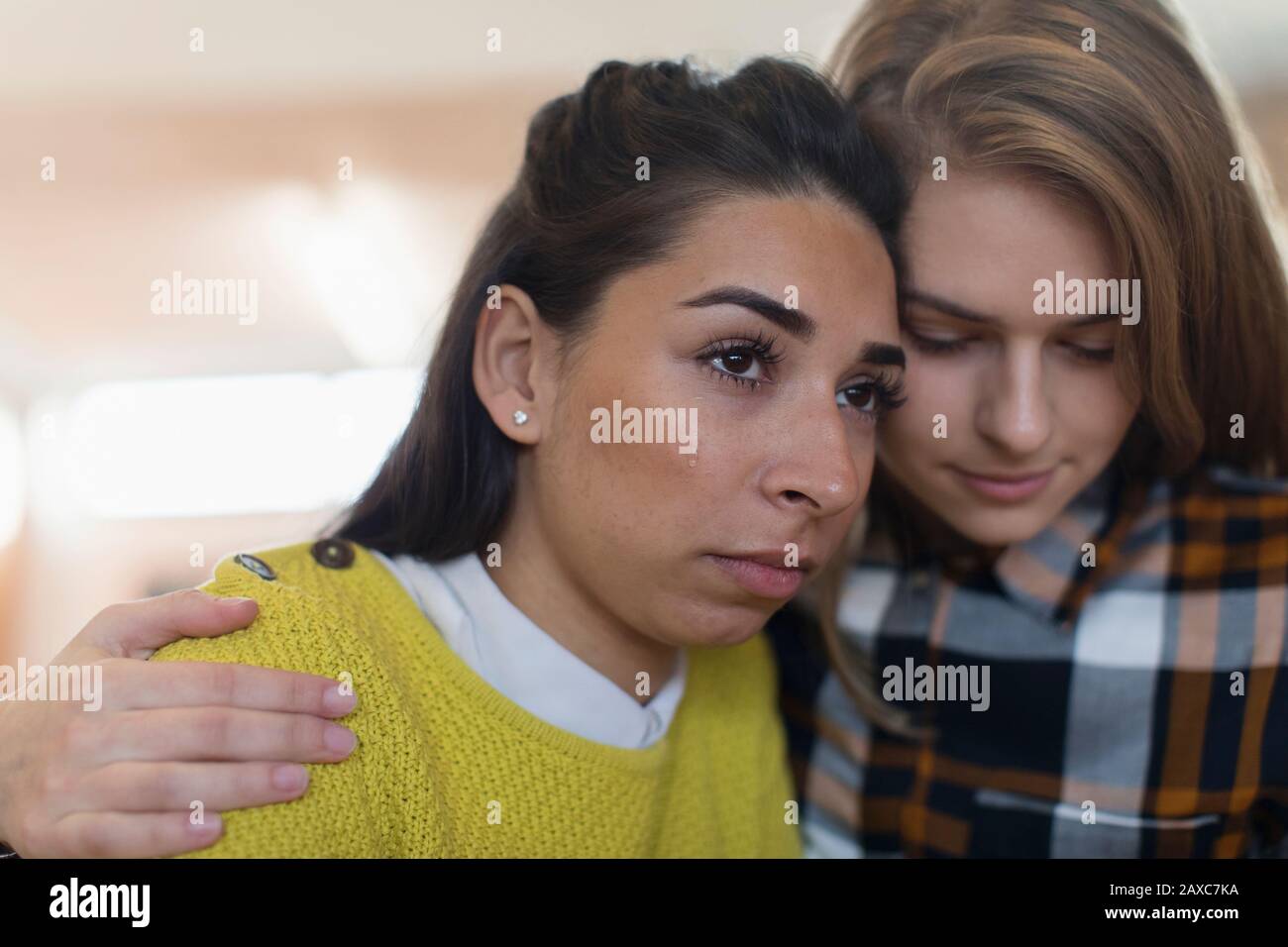 Crying young woman hi-res stock photography and images - Alamy