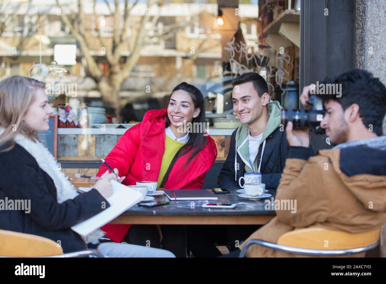 College friends hanging out hi-res stock photography and images - Alamy