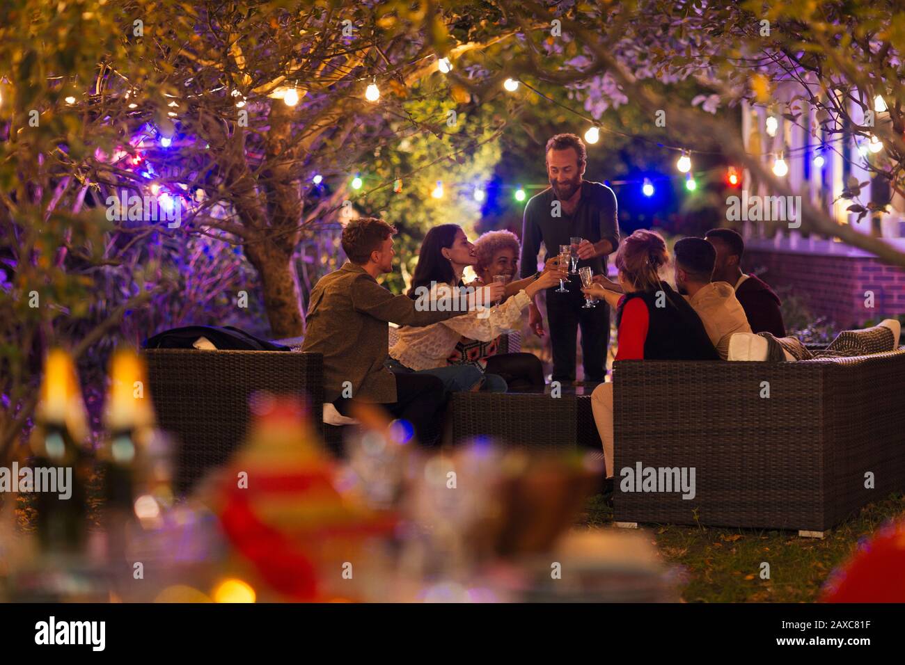 Group people sitting under tree hi-res stock photography and images - Alamy