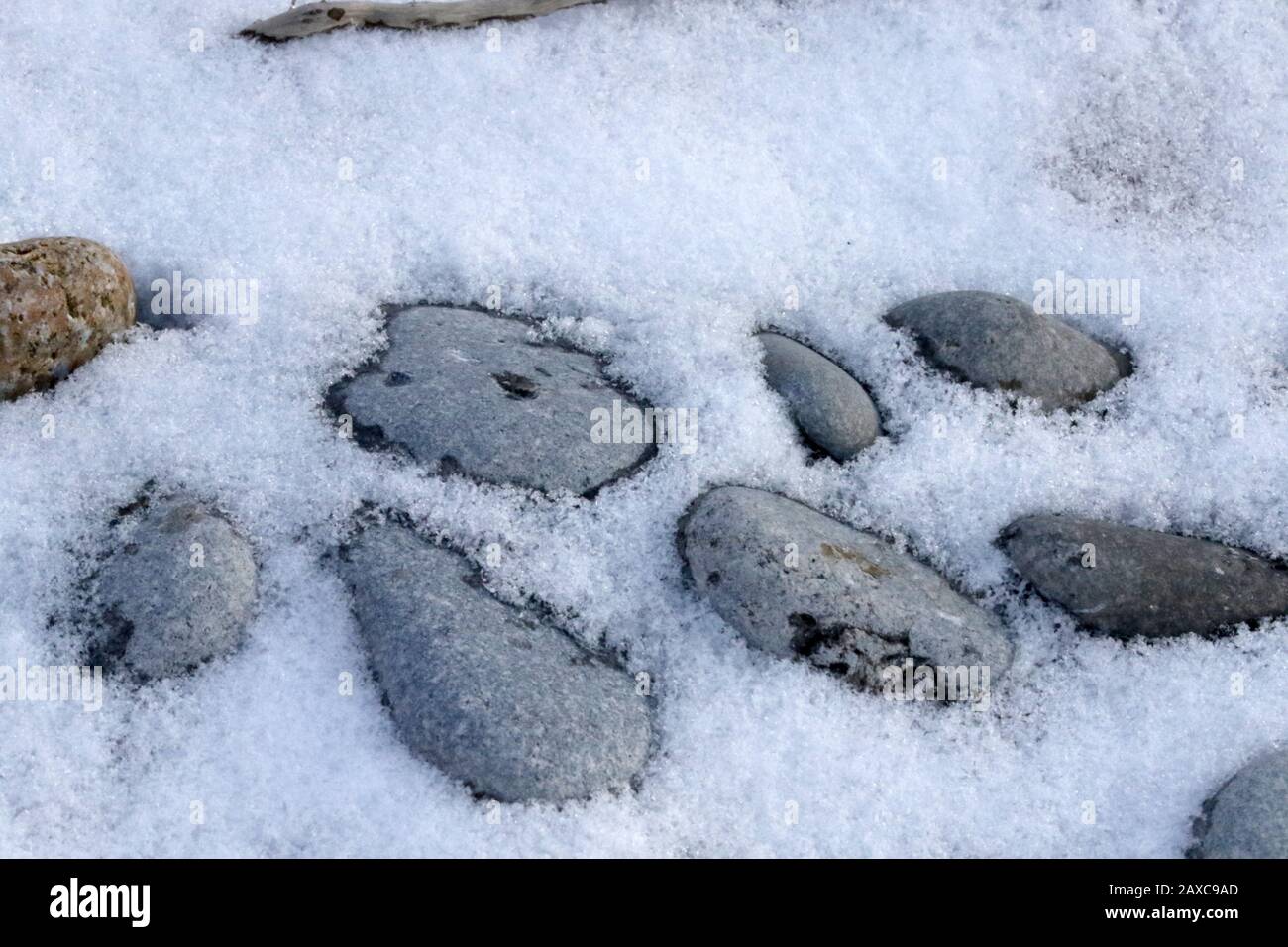 Pounding waves make pebbles curved hi-res stock photography and images ...