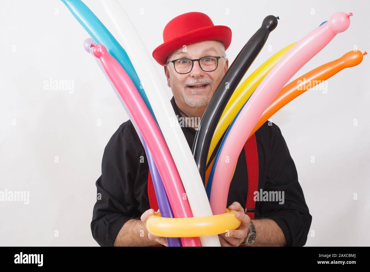 A children's entertainer doing tricks with balloons Stock Photo - Alamy