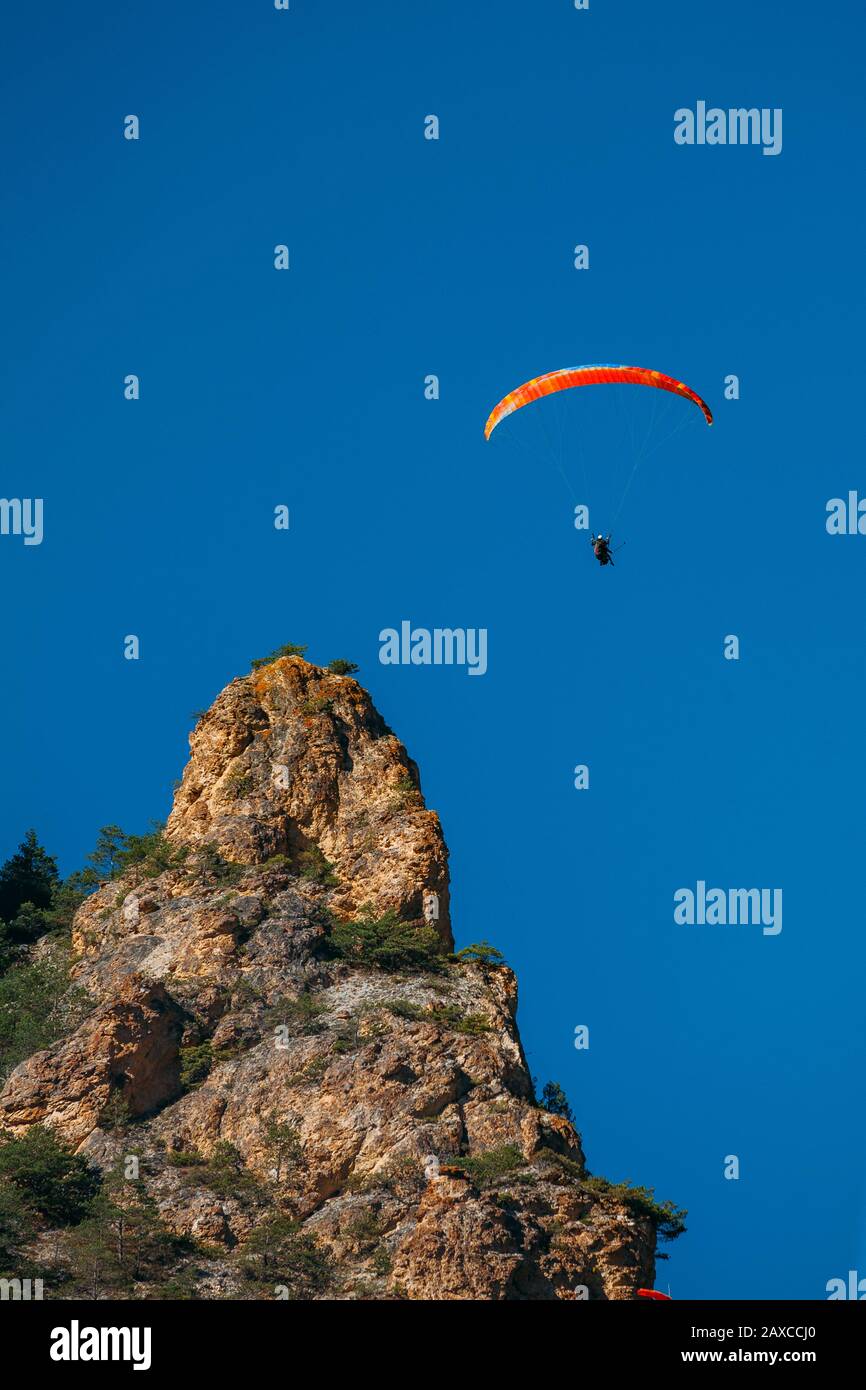 Sky glider above mountains hi-res stock photography and images - Alamy