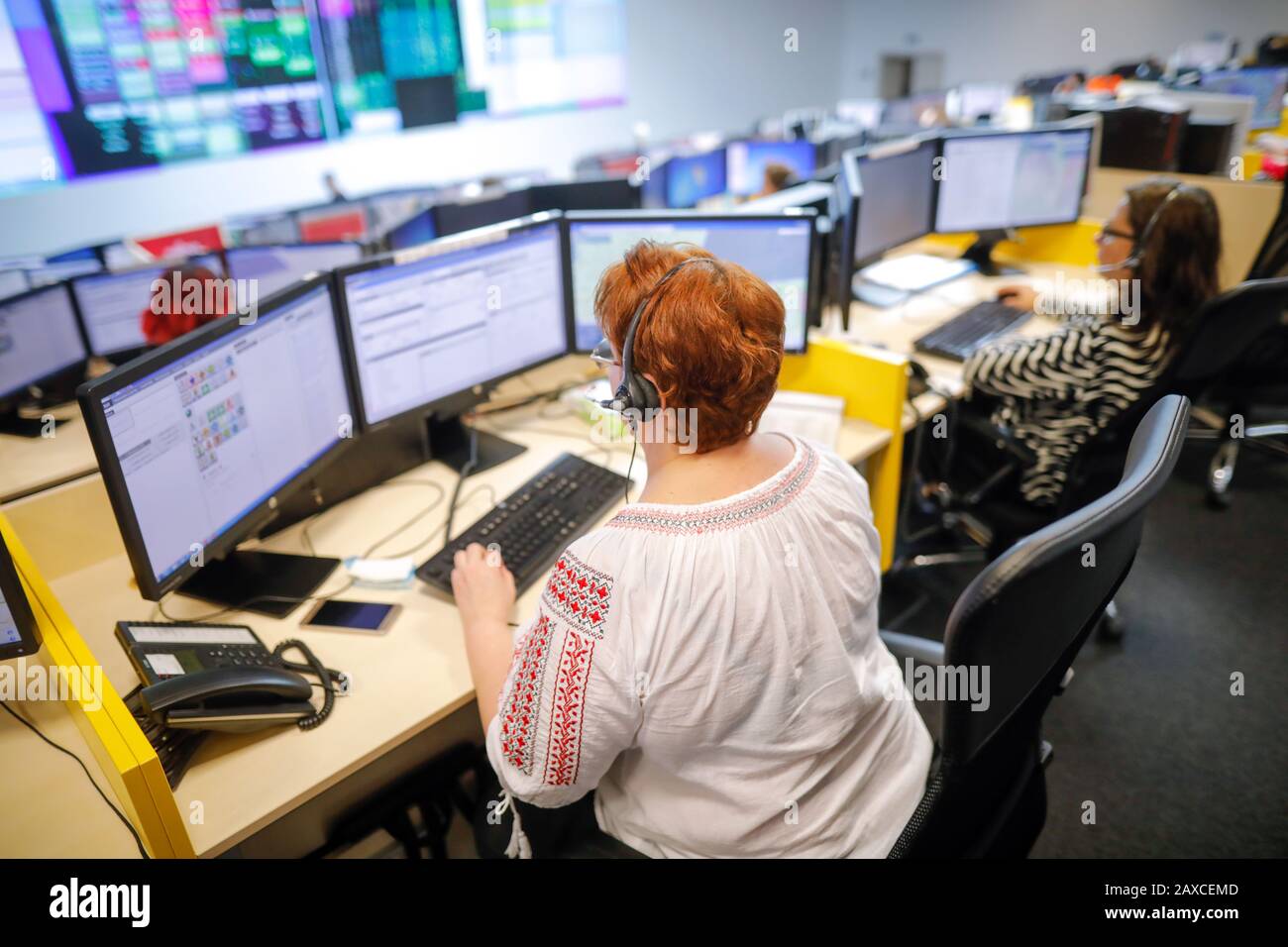 112 operator vs 911 operator - moontiklo