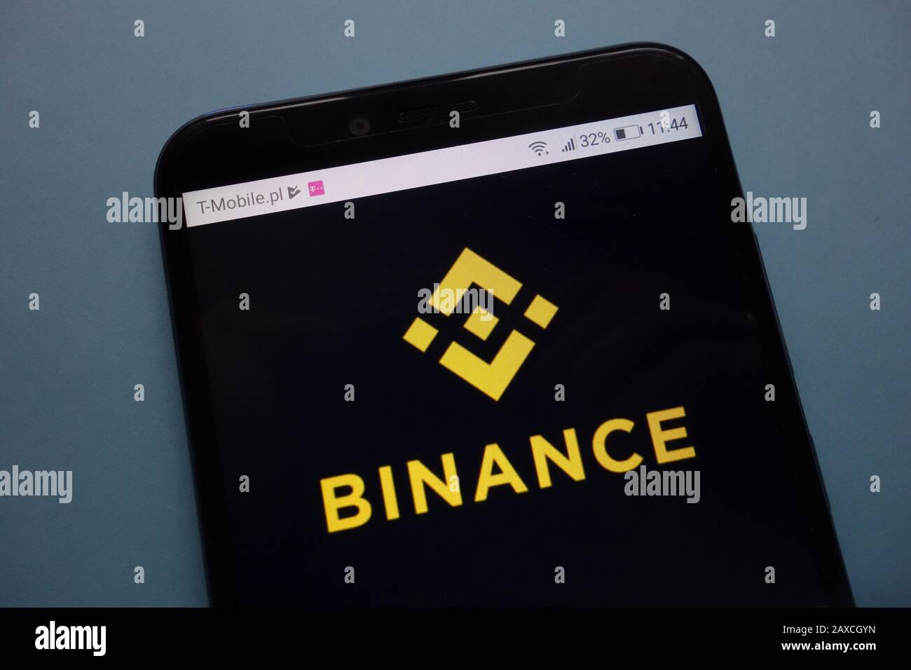 Binance logo hi-res stock photography and images - Alamy