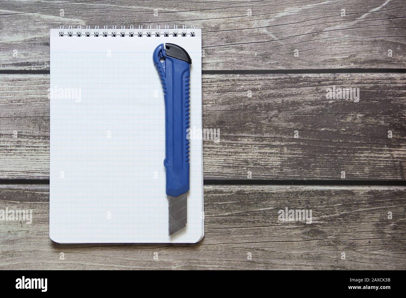 Notepad with a blank white sheet in a checker paper with stationery ...
