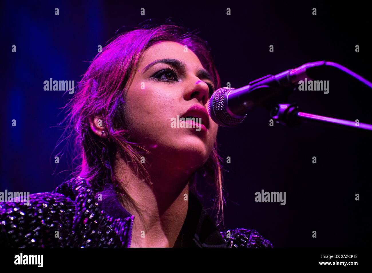 Woman at a rock concert hi-res stock photography and images - Alamy
