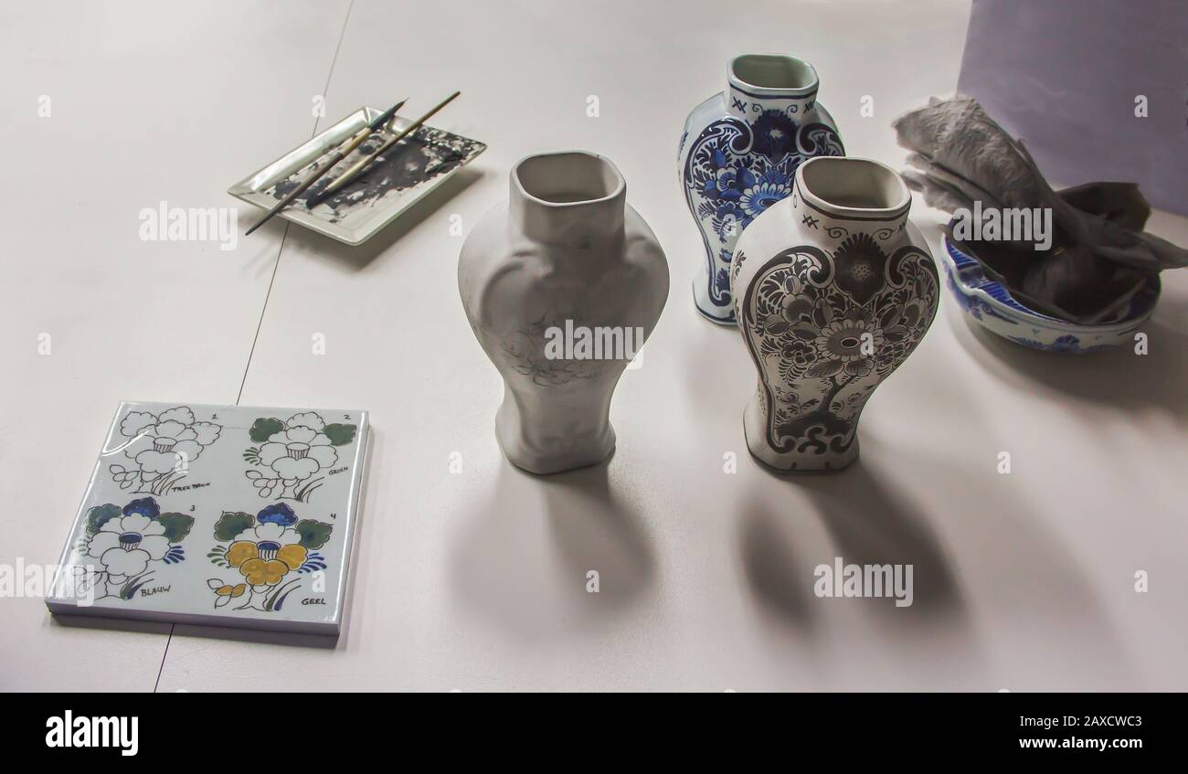 Blue delft pattern hi-res stock photography and images - Alamy