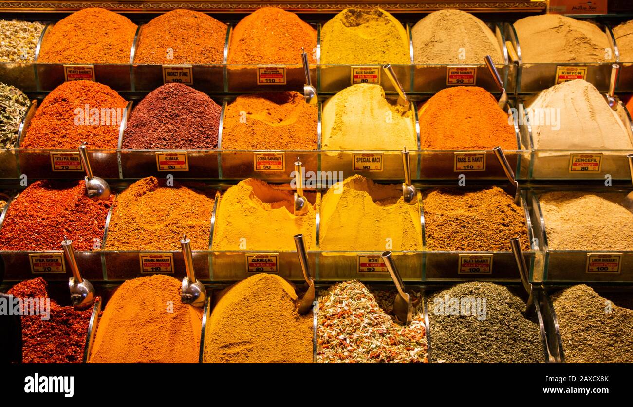 Oriental colorful spices in a traditional Turkish Spice Bazaar Stock ...