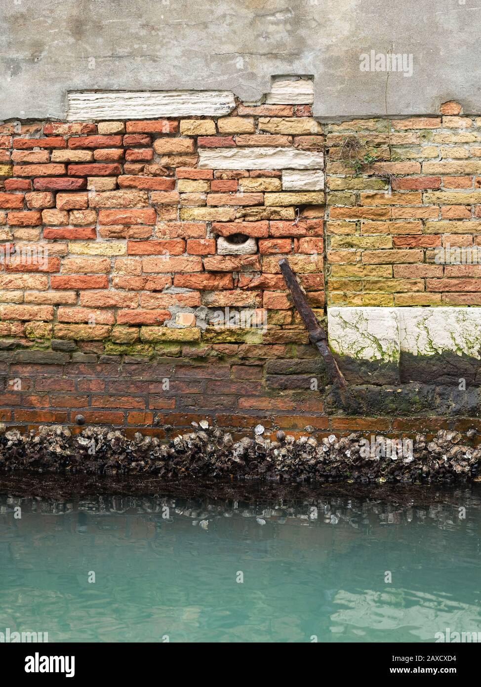 Water stained brickwork hi-res stock photography and images - Alamy