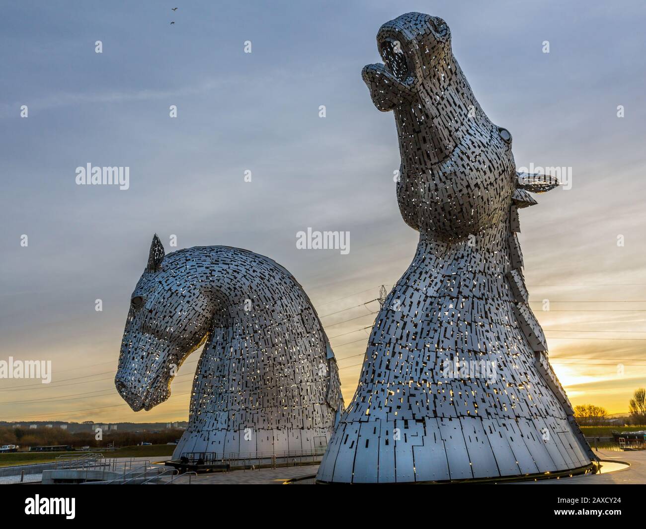 The Kelpies, a 300 tonne, 30 metre high horse head sculpture by artist ...