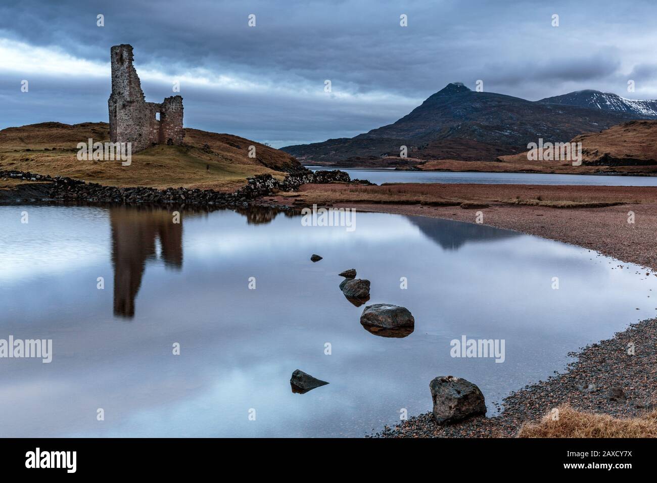 The ruins of 16th century Ardvreck Castle beside Loch Assynt in ...
