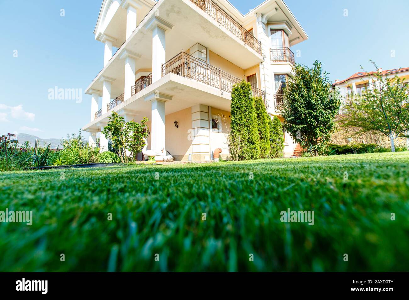 Driveway with columns hi-res stock photography and images - Alamy