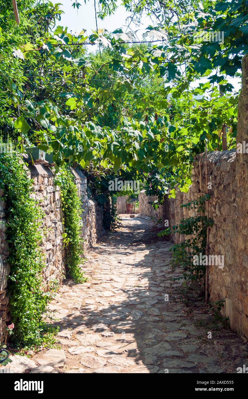 Picturesque cobblestone alley old hi-res stock photography and images ...