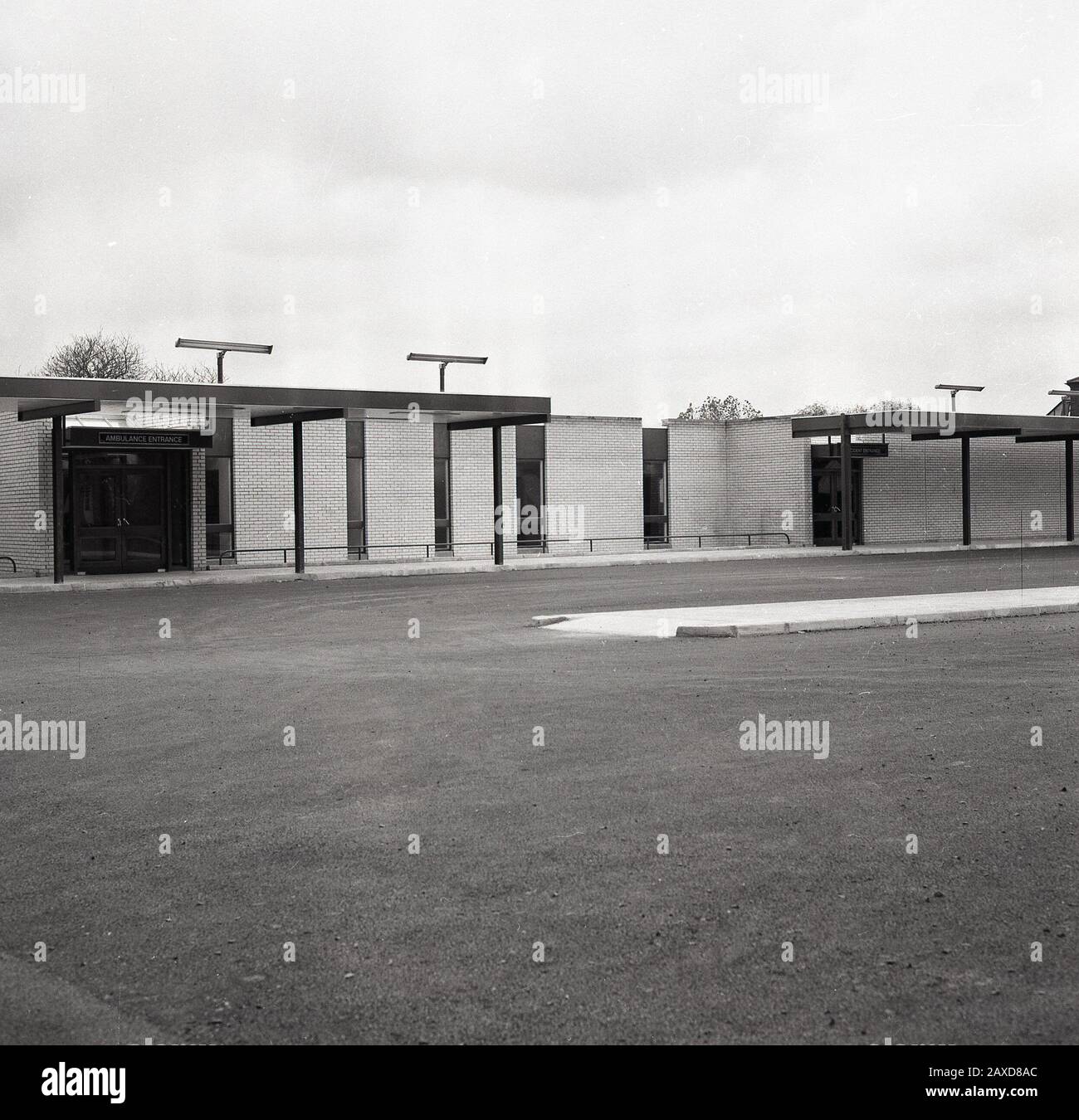 Exterior hospital 1960s hi-res stock photography and images - Alamy