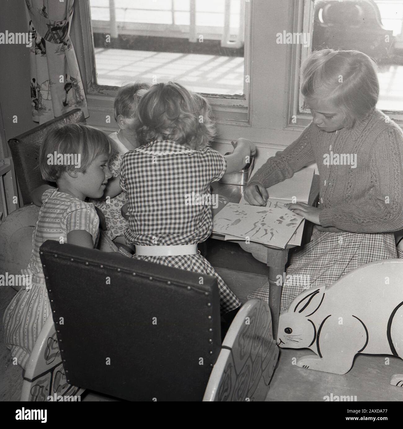 Library children 1950s hi-res stock photography and images - Alamy