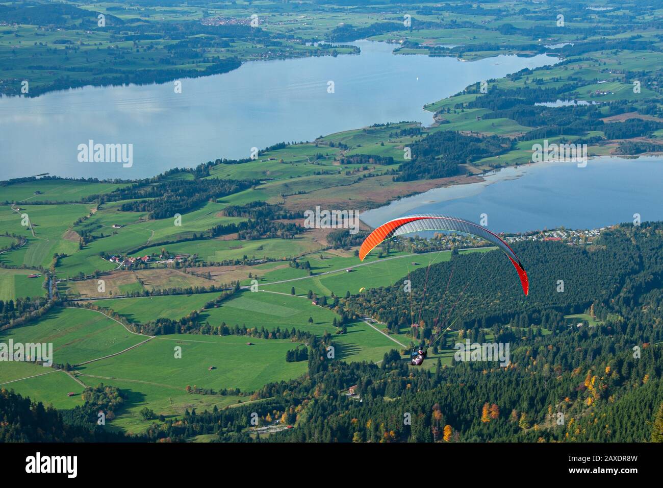 Paragliding in over lakes in Bavarian Alps Stock Photo - Alamy