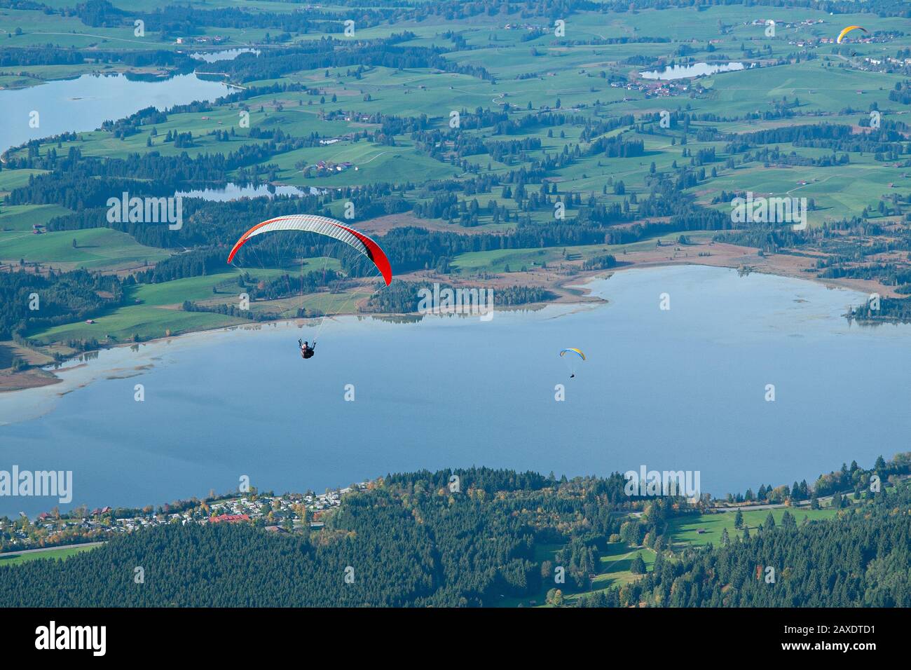 Paragliding in over lakes in Bavarian Alps Stock Photo - Alamy