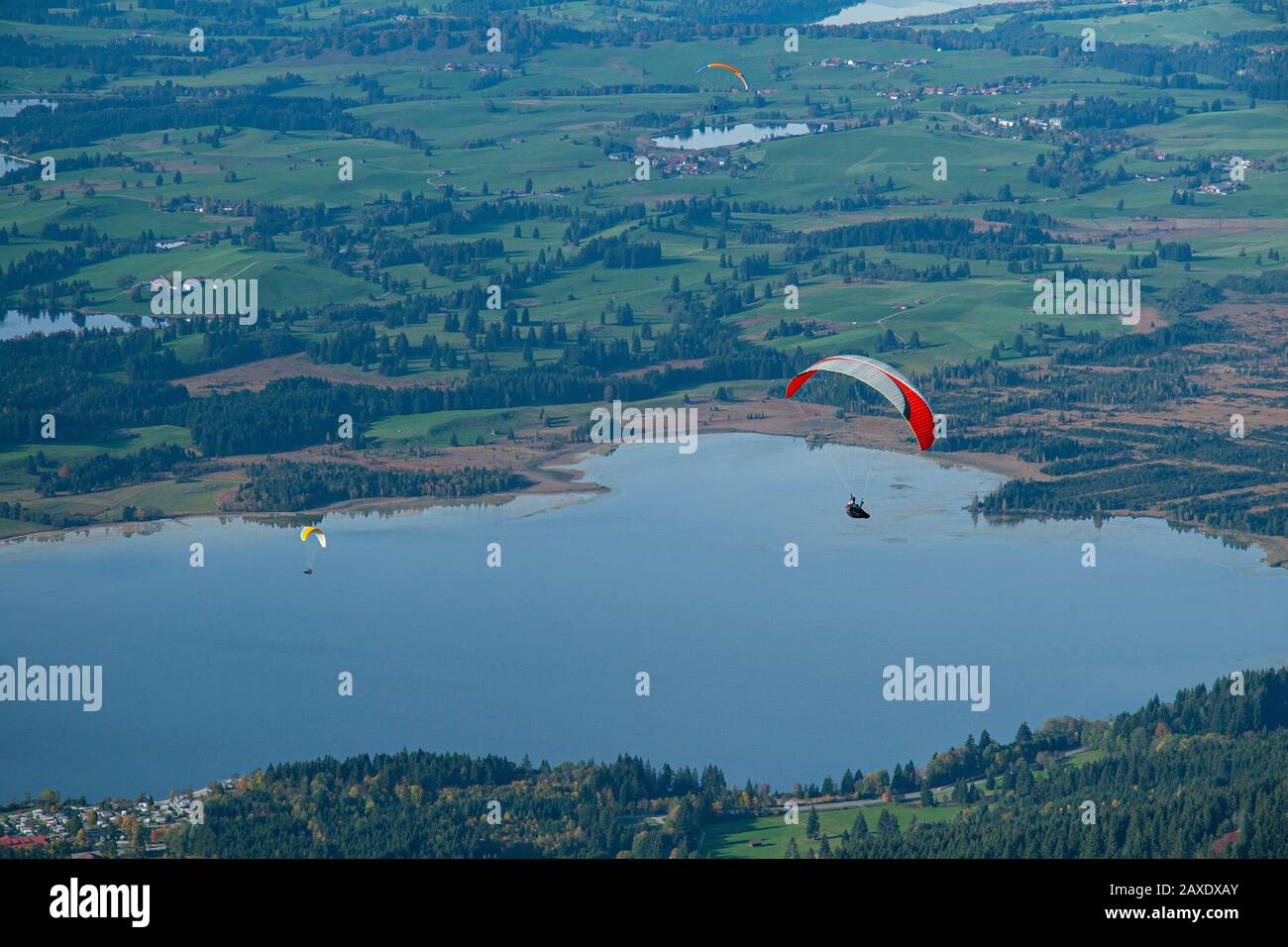 Paragliding in over lakes in Bavarian Alps Stock Photo - Alamy
