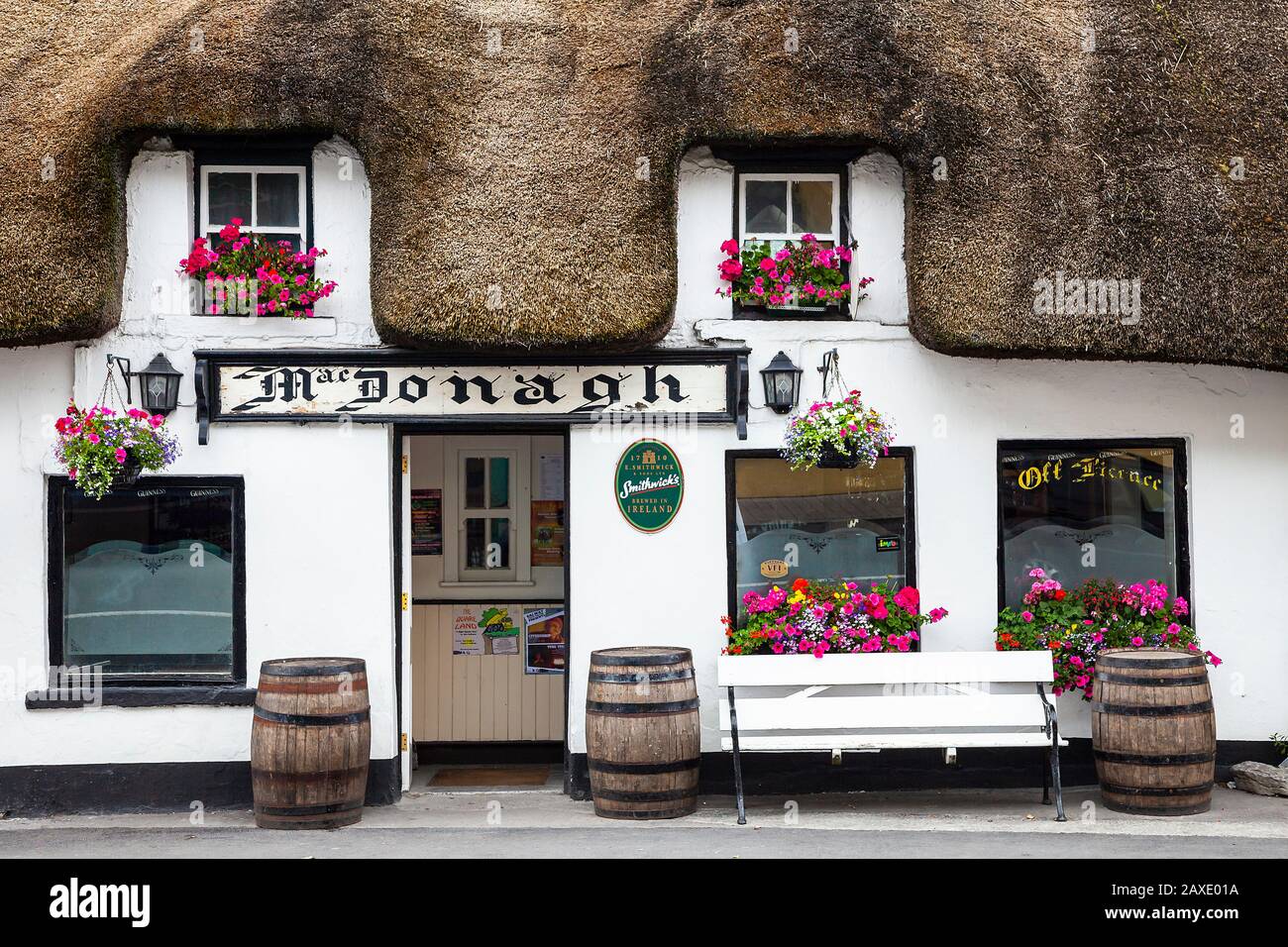County galway ireland thatched roof hi-res stock photography and images ...
