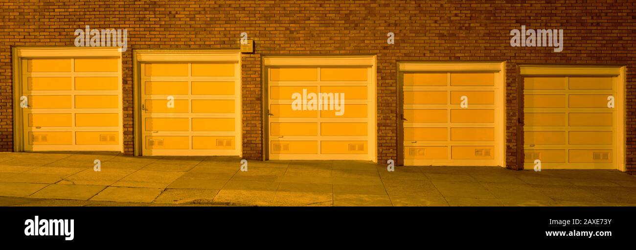 Garages row brick hi-res stock photography and images - Alamy