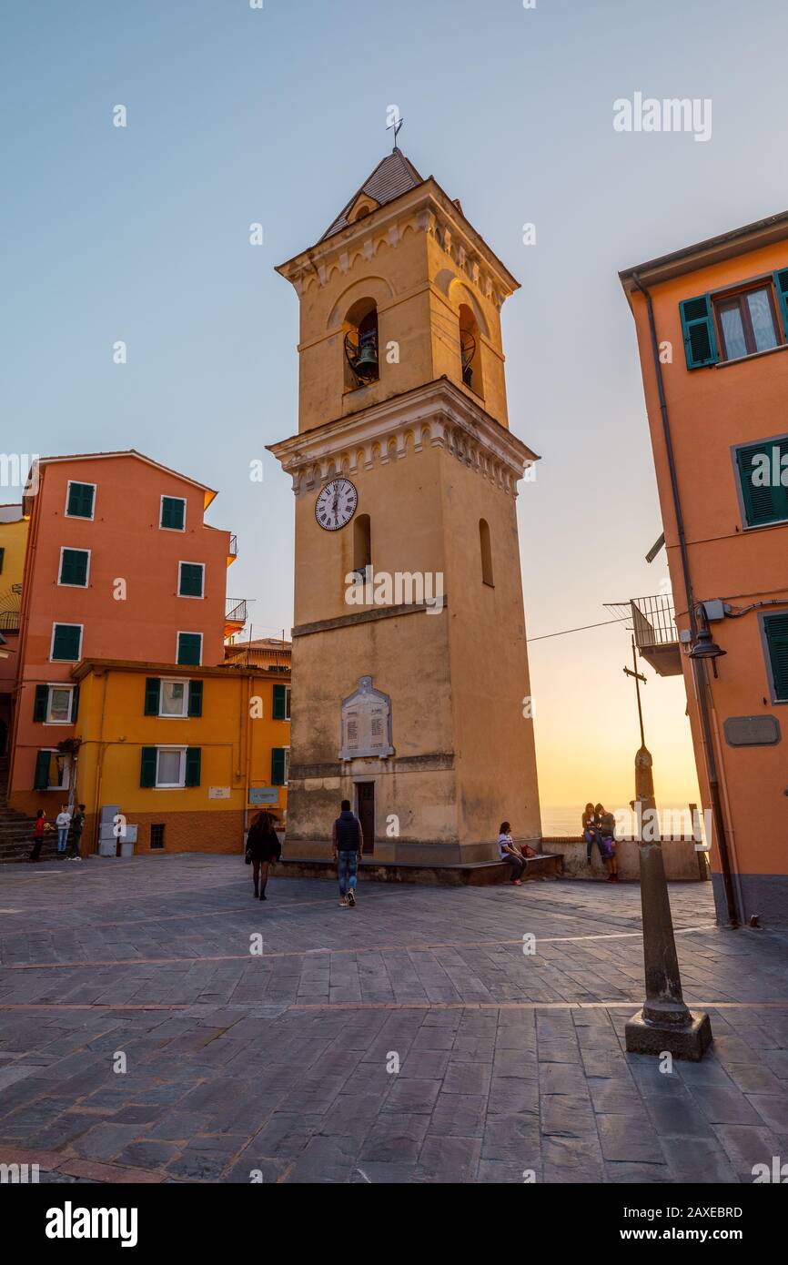 Manarola church, in the colourful Cinque Terre town in Italy Stock ...