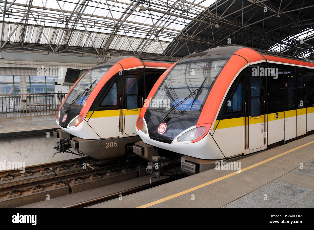 Shanghai metro line 3 trains at a station, China Stock Photo - Alamy