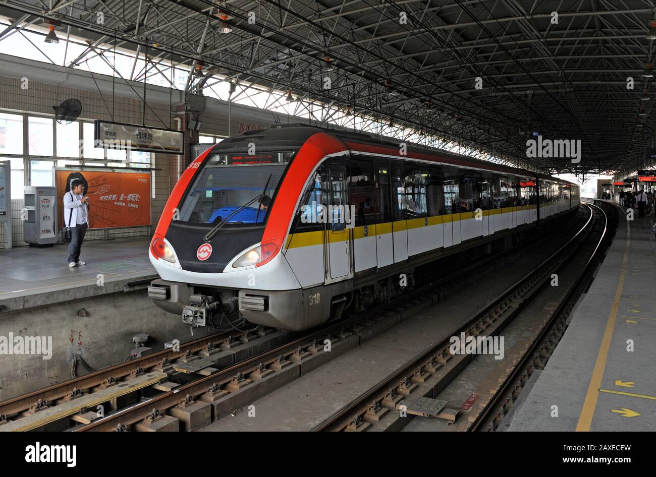 Shanghai metro line 3 train at a station, China Stock Photo - Alamy