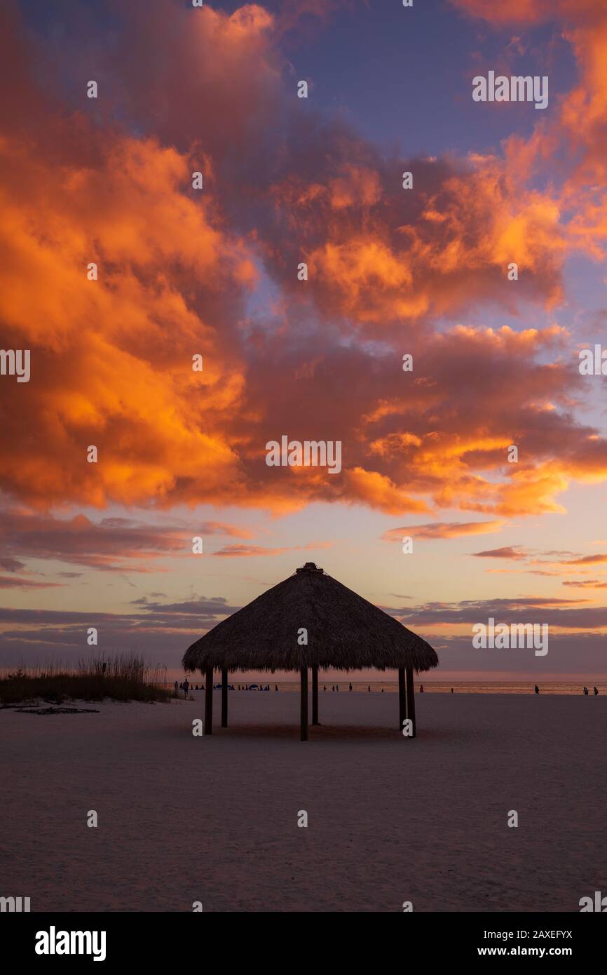 Tropical straw roof hut hi-res stock photography and images - Alamy
