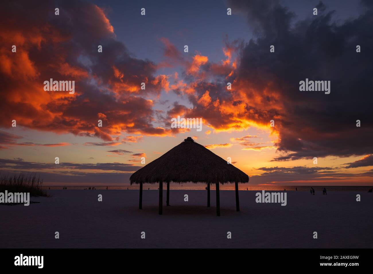 Tropical straw roof hut hi-res stock photography and images - Alamy