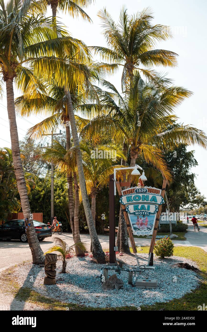 Vintage beach hotel sign hi-res stock photography and images - Alamy
