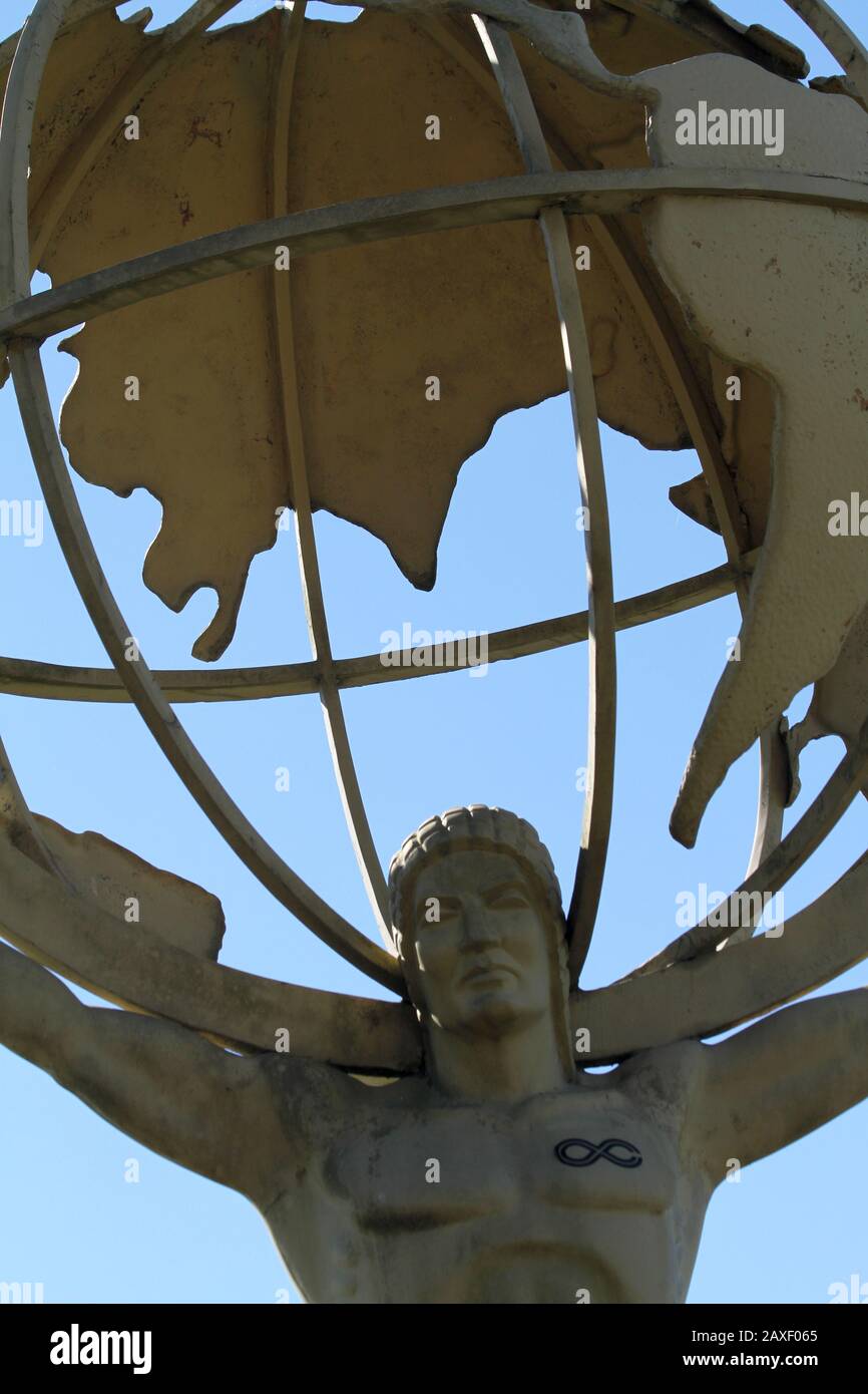 Atlas statue greek hi-res stock photography and images - Alamy