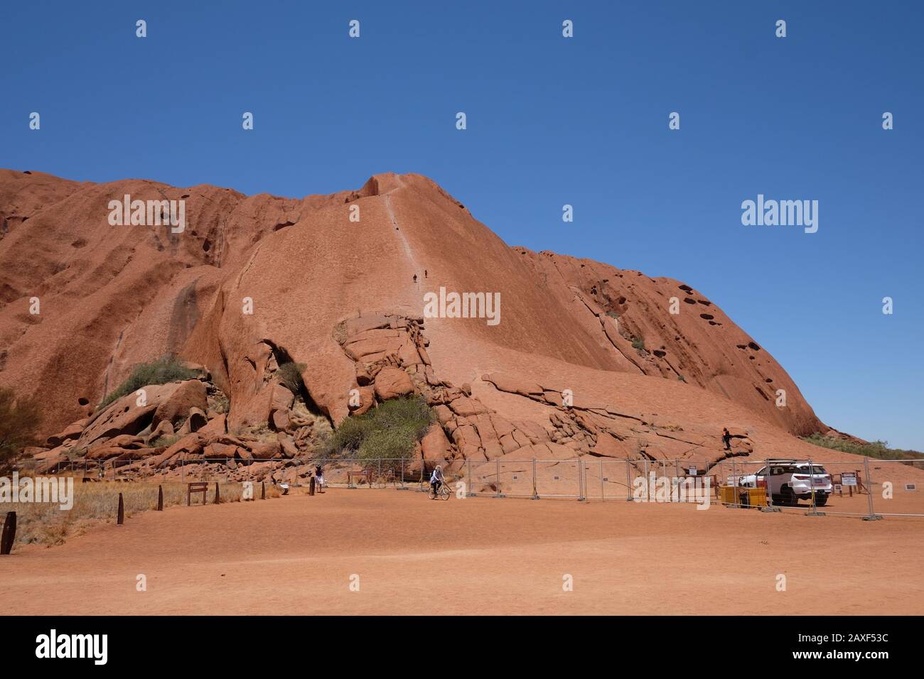 Closing the Uluru climb. Workers removing chains from the climb at ...