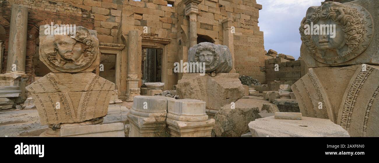 Ruined roman statues hi-res stock photography and images - Alamy