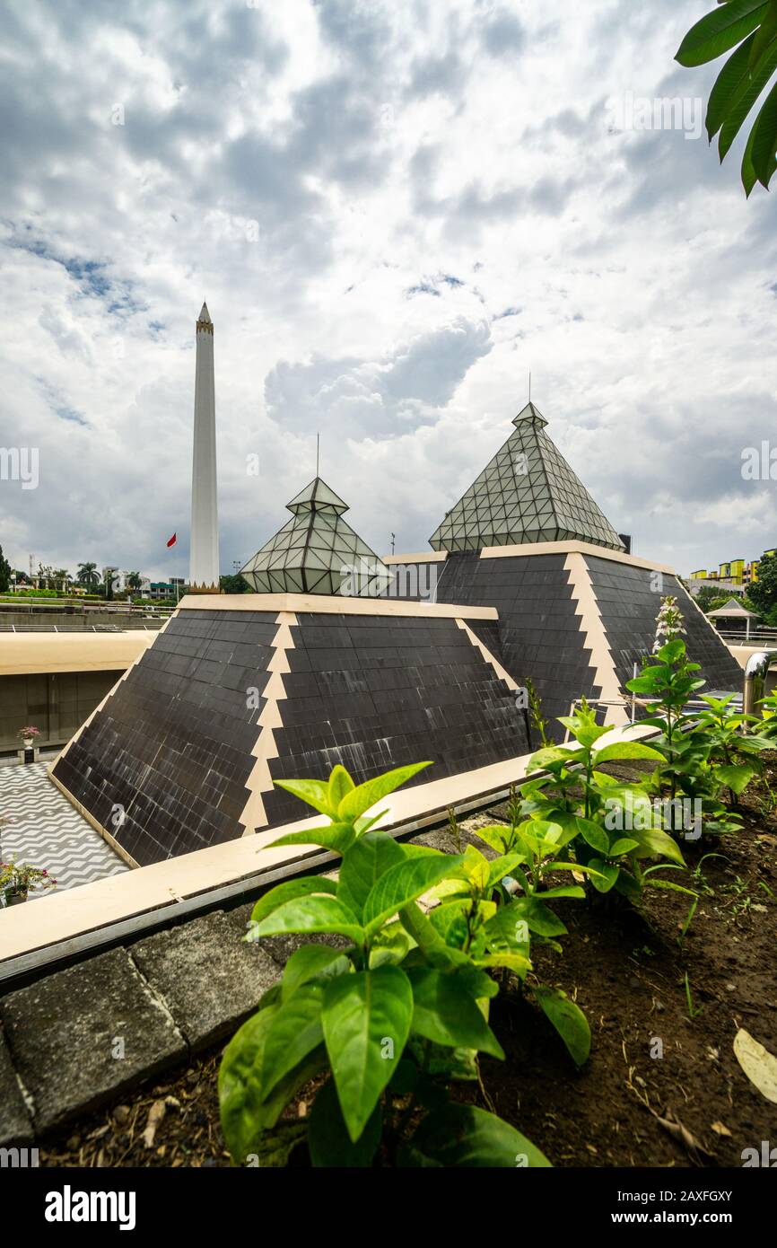 Tugu pahlawan heroes monument in hi-res stock photography and images ...