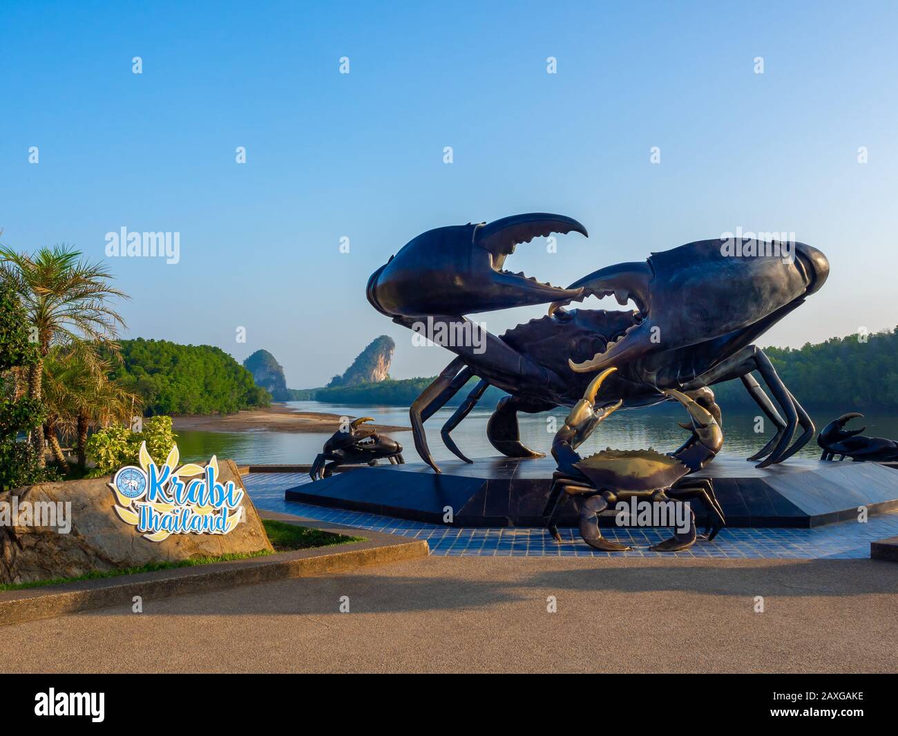 Giant crab statue hi-res stock photography and images - Alamy