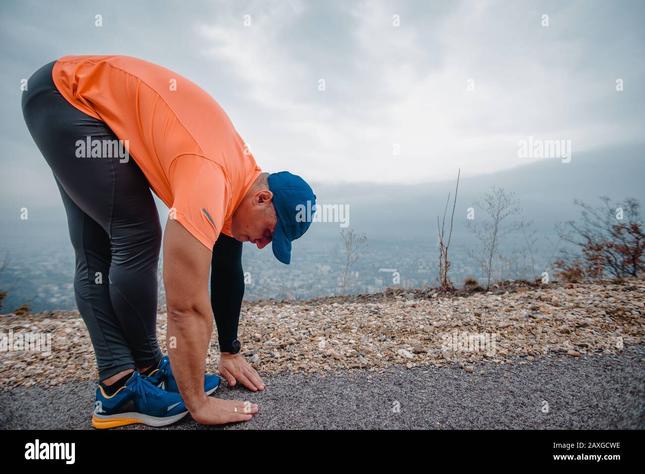 Well built mature runner wearing fitness wear preapring for a run Stock ...
