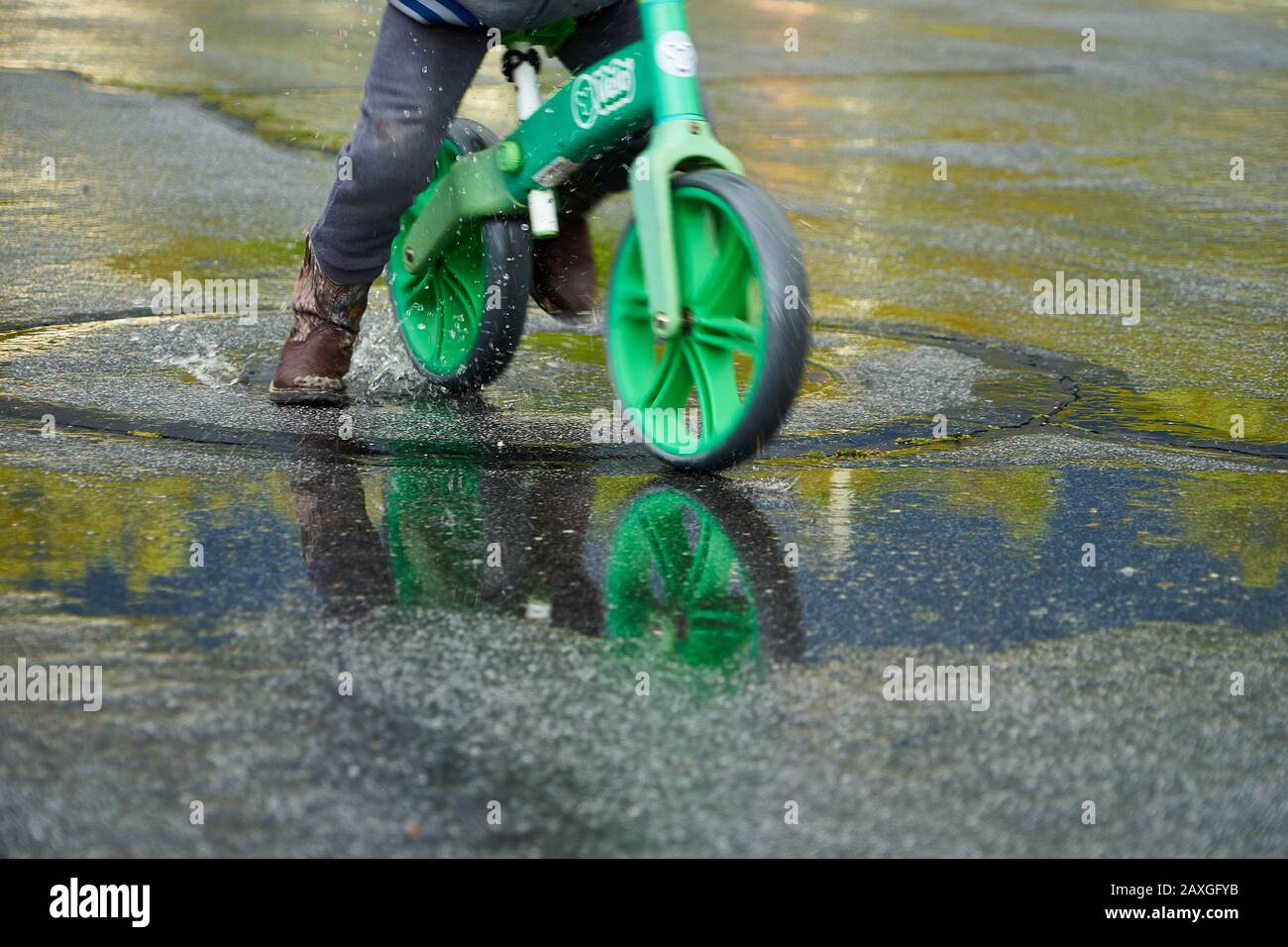 Slow motion green water puddle hi-res stock photography and images - Alamy