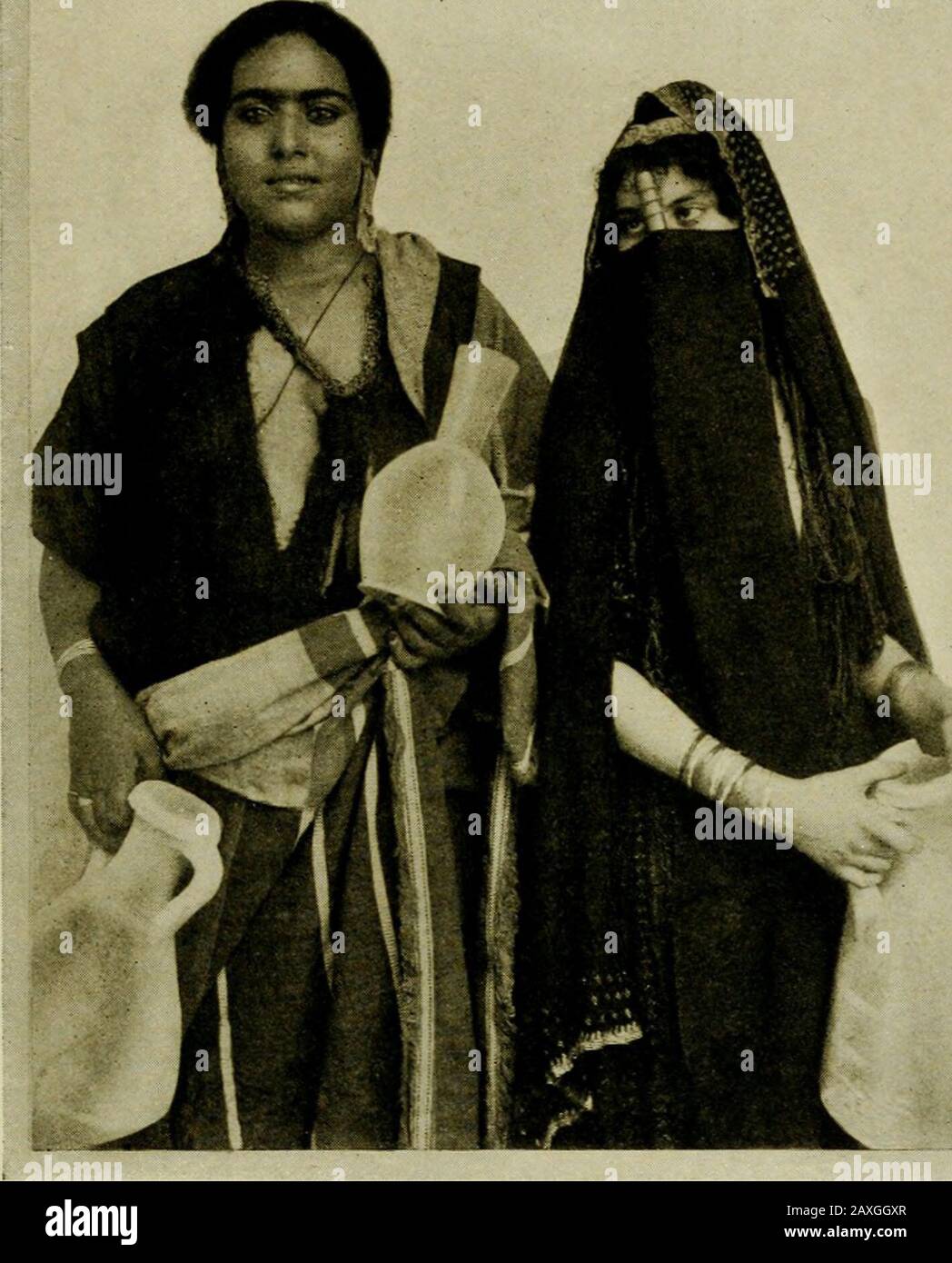 Women yashmak hi-res stock photography and images - Alamy
