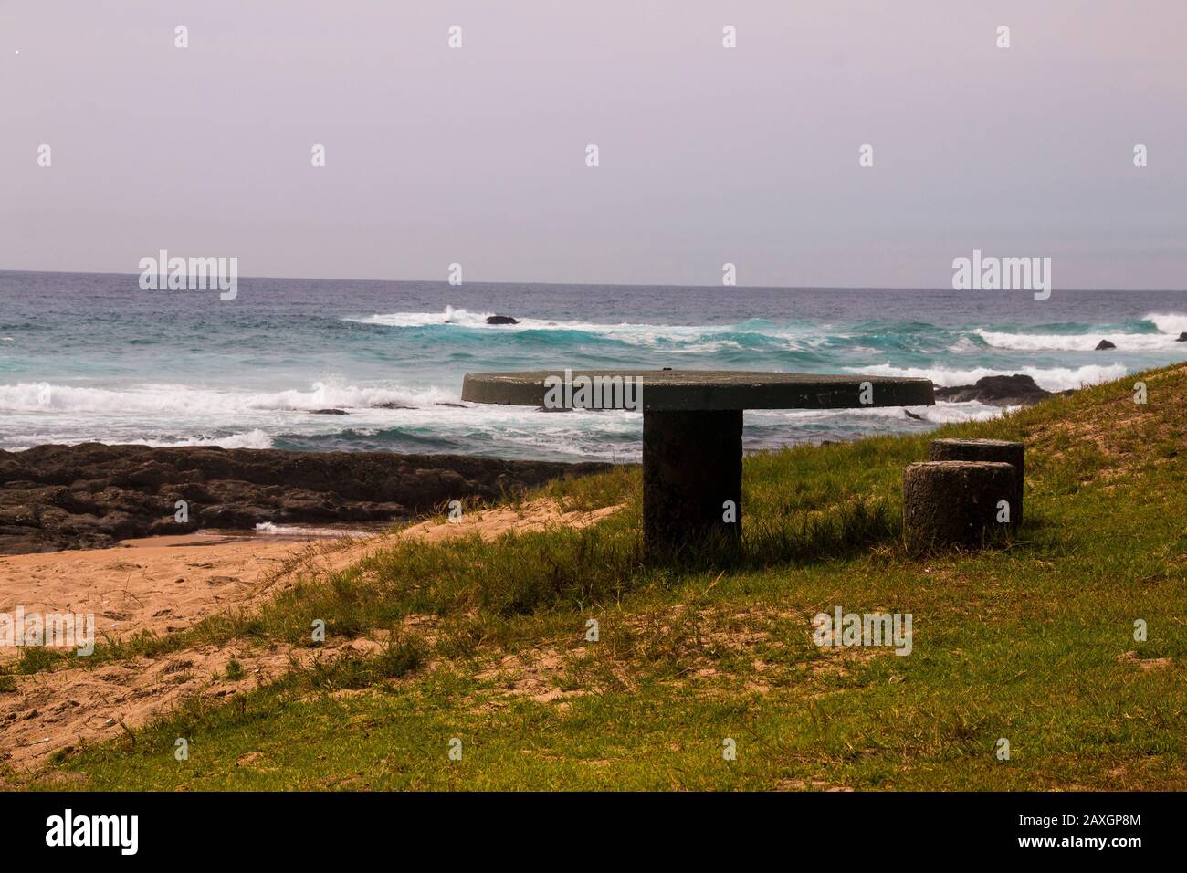 Round table on beach hi-res stock photography and images - Alamy