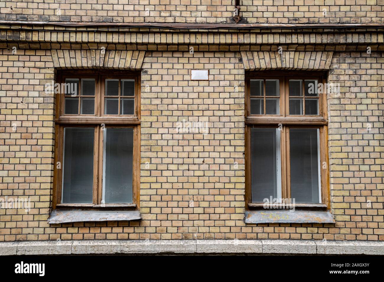 Windows old wooden building hi-res stock photography and images - Alamy