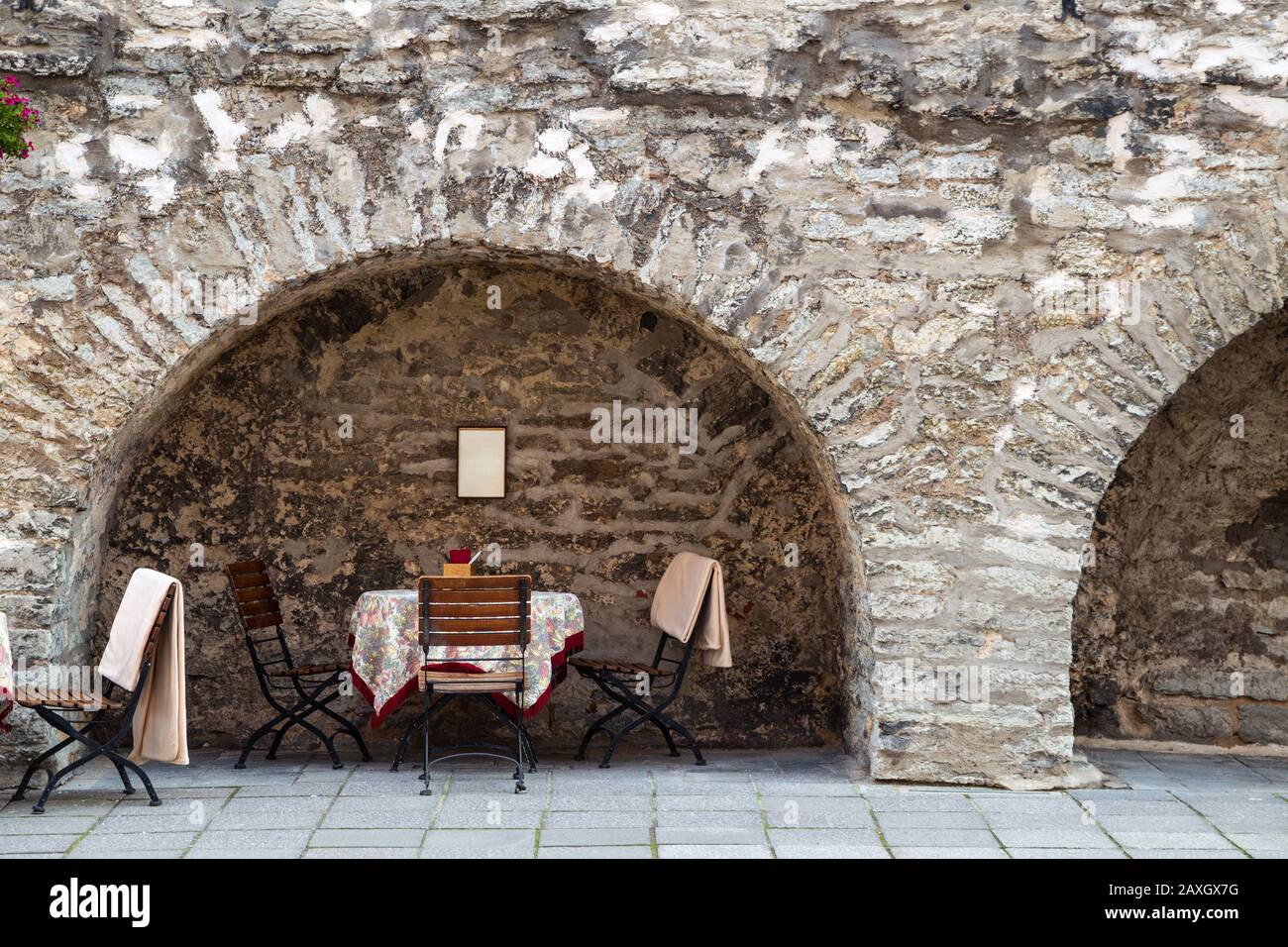 Old town street restaurant Empty table and chairs in Tallinn, Estonia ...