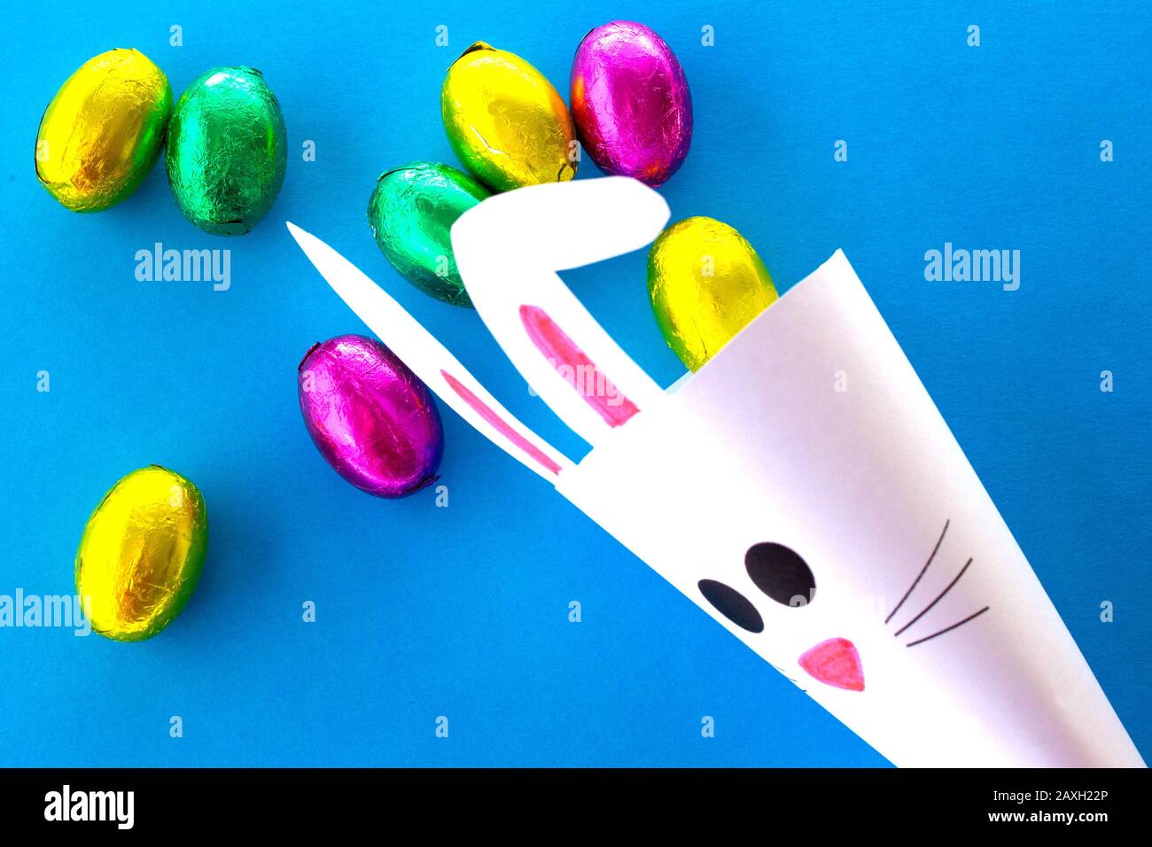 Red handmade easter egg hi-res stock photography and images - Alamy