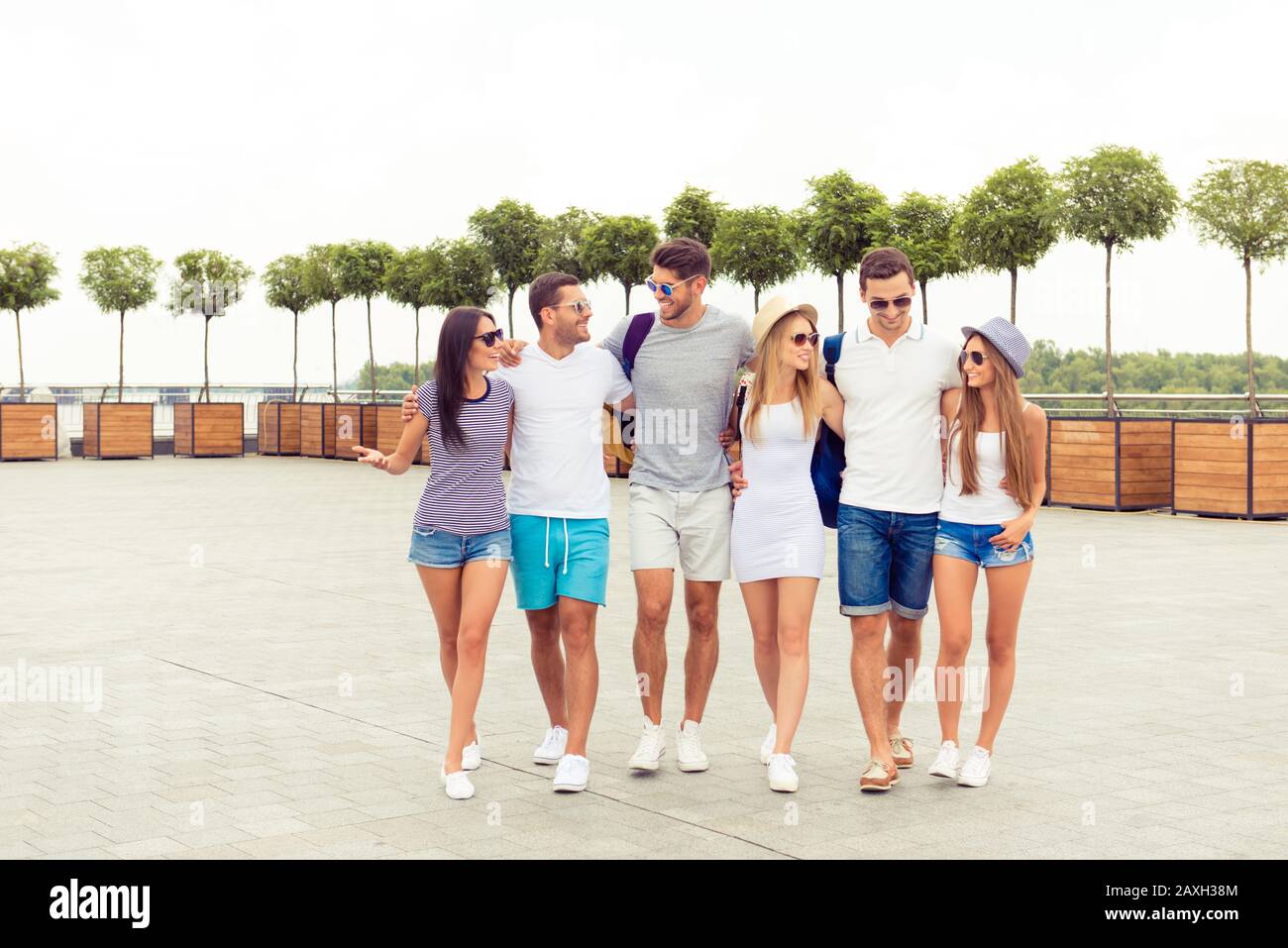 Female male city square talking hi-res stock photography and images - Alamy