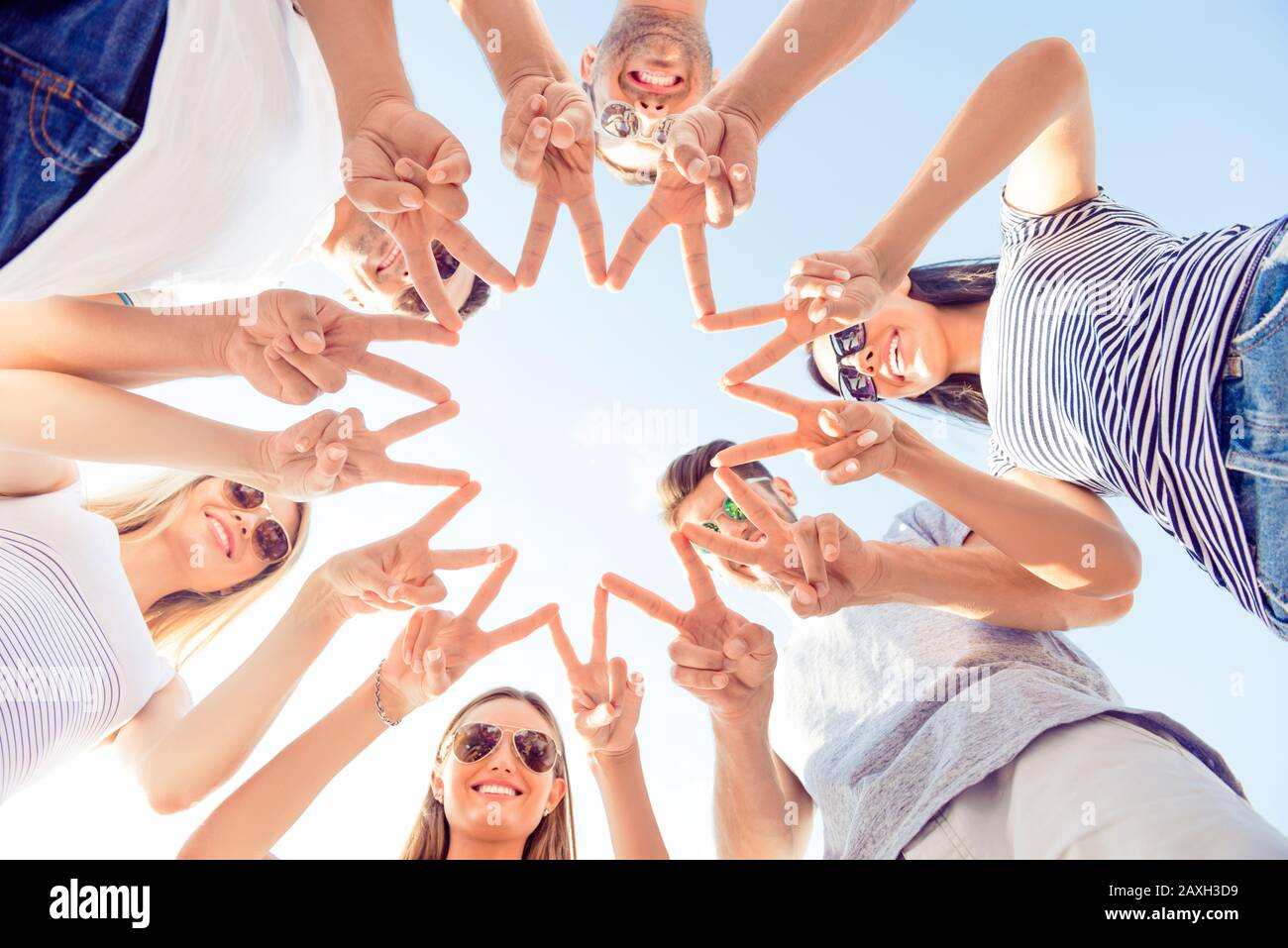 Friends making hands peace sign hi-res stock photography and images - Alamy