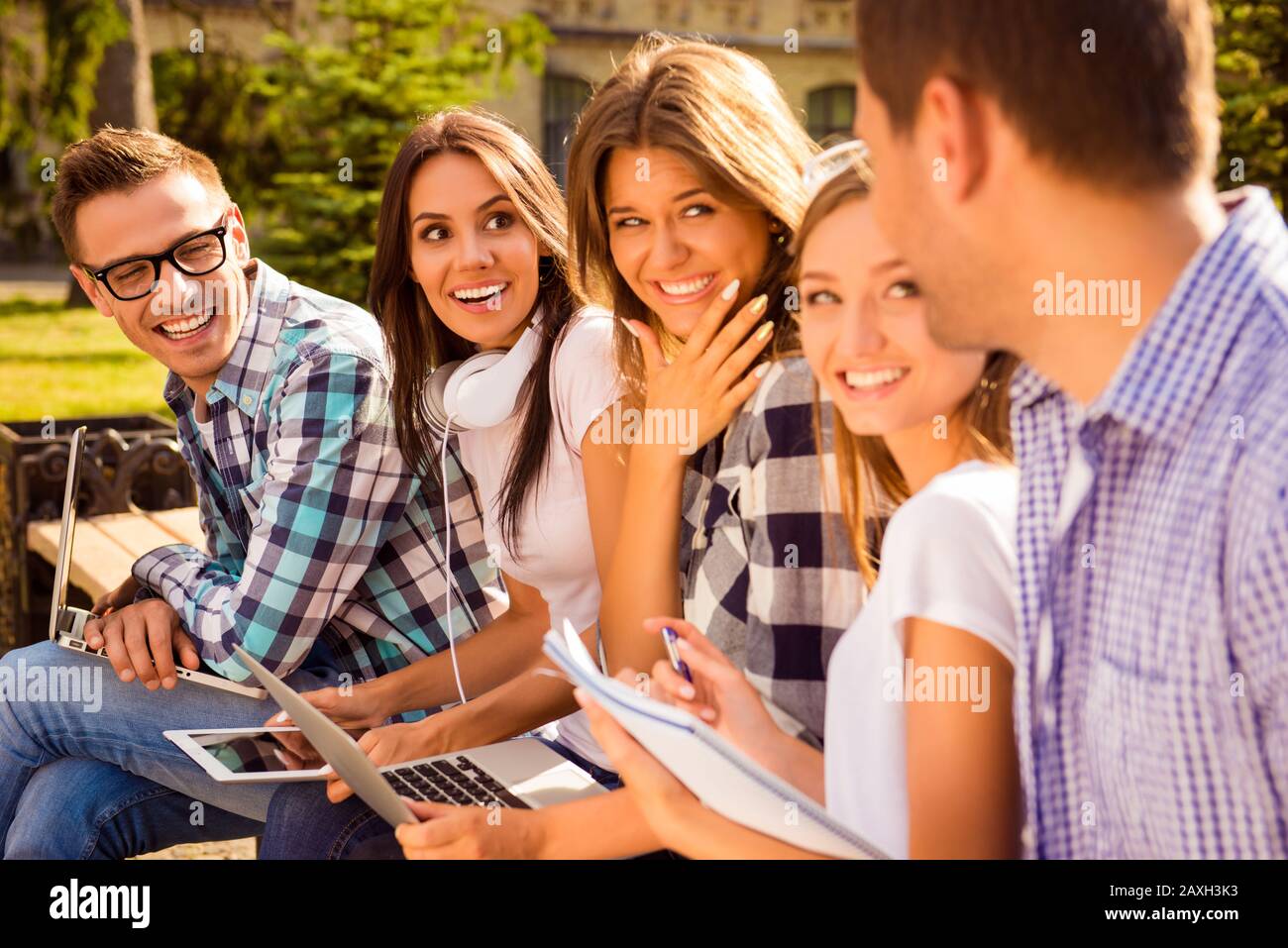 Girls talking outside with laptop hi-res stock photography and images ...