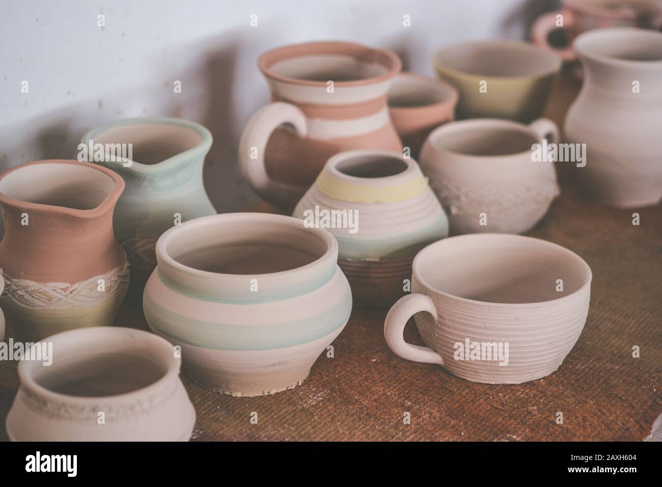 Many Clay pots on the table in pottery Stock Photo - Alamy