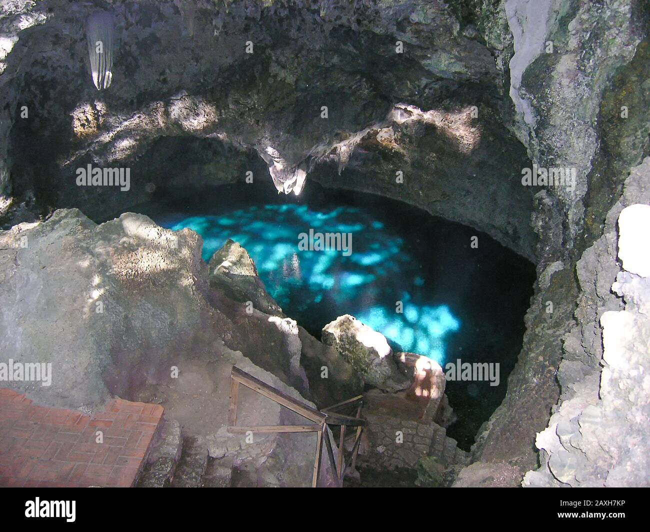 Underwater limestone cave formations hi-res stock photography and ...