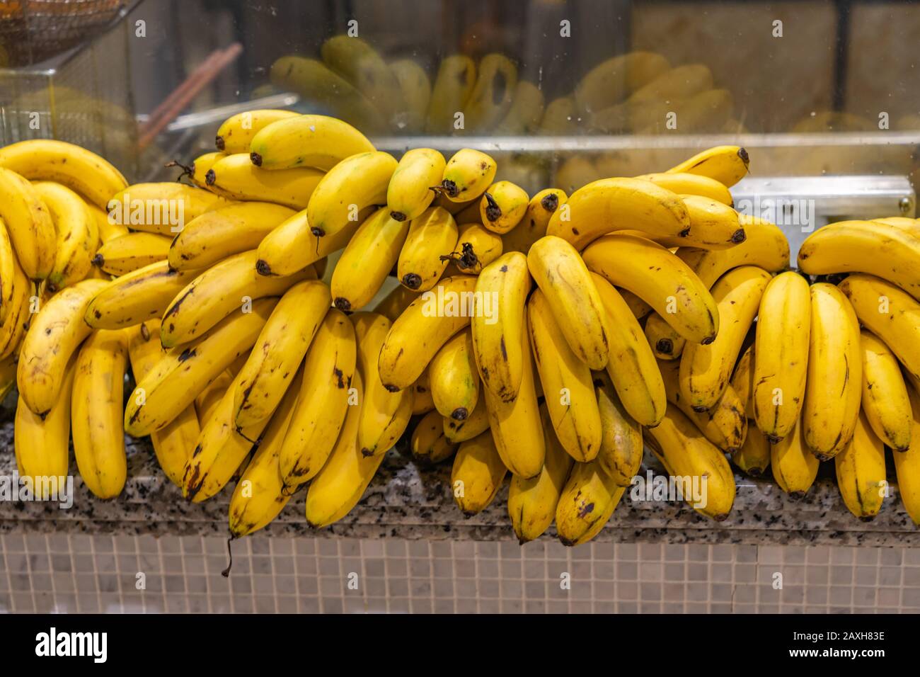 Bunches of yellow ripe banana at food stand Stock Photo - Alamy