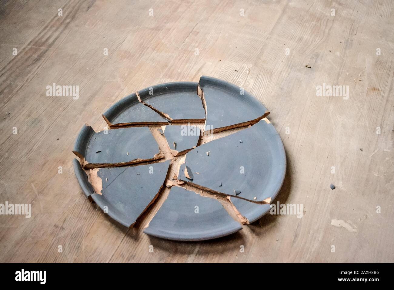 Light brown clay plate hi-res stock photography and images - Alamy
